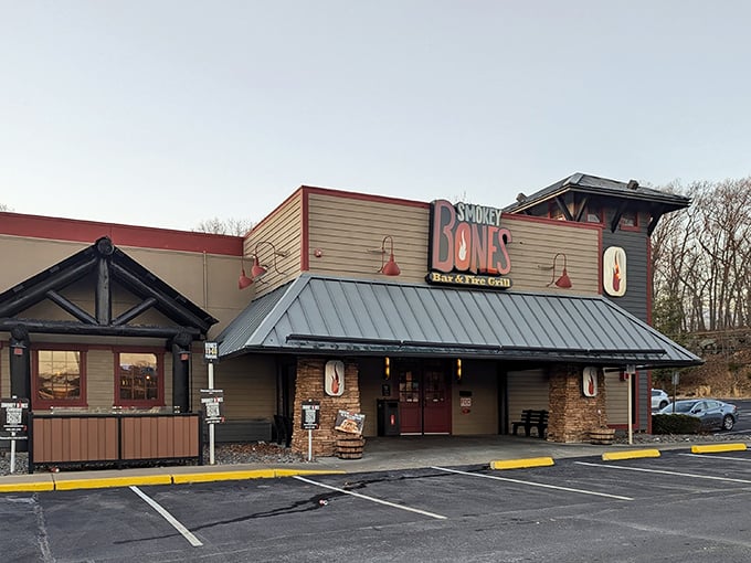 Lodge-style architecture that says "come in and stay awhile" &ndash; your ribs aren't going to eat themselves.