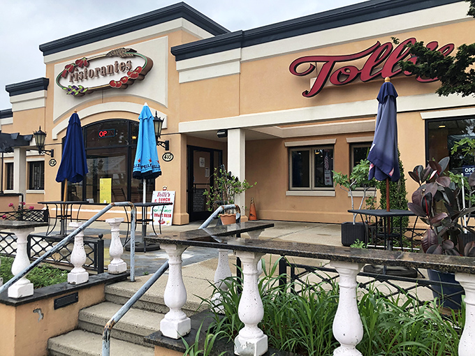 The welcoming steps to Tolli's lead to pizza nirvana. Those blue umbrellas aren't just for shade&mdash;they're for hiding your expression of pure pizza joy.