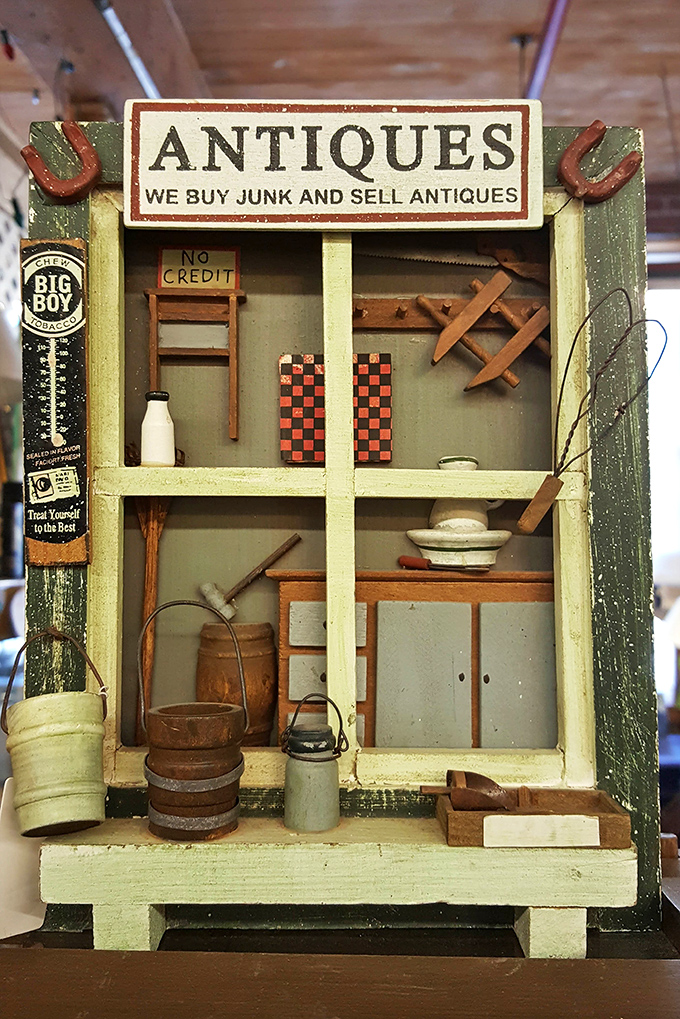 "We buy junk and sell antiques" – the perfect motto for this miniature museum of Americana that fits in your palm.