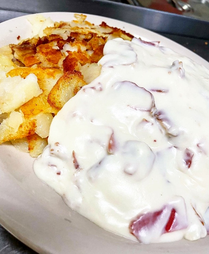 Creamy chipped beef cascading over golden home fries—comfort food that would make your grandmother both proud and jealous. Pure Pennsylvania breakfast poetry.