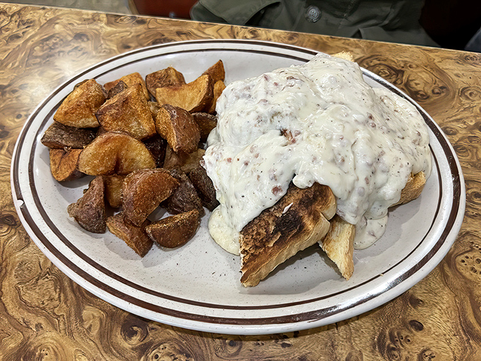 Creamed chipped beef – the dish your grandparents raved about that actually deserves the hype. Comfort food that hugs you from the inside.