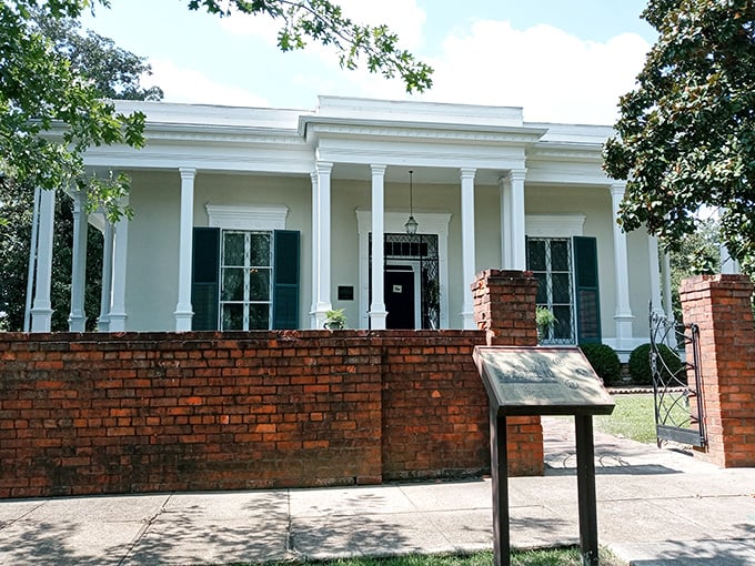 The stately Curlee House stands as elegant today as when it served as headquarters for Confederate generals&mdash;Southern grandeur preserved in white columns and brick.