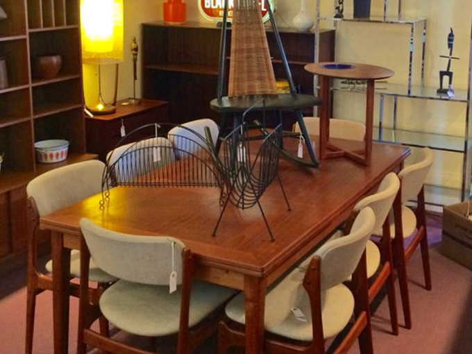 Mid-century dining perfection that makes you want to host a Mad Men-themed dinner party. Don Draper would approve.