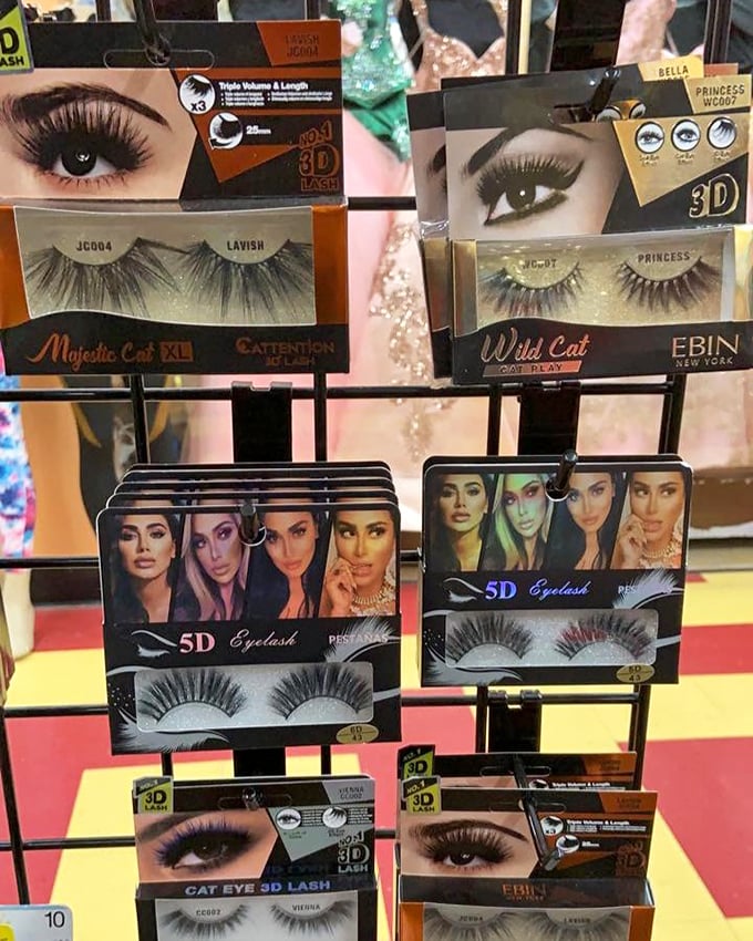 Glamour for days! These eyelashes promise to transform ordinary Tuesday mornings into red-carpet moments without the Hollywood price tag.