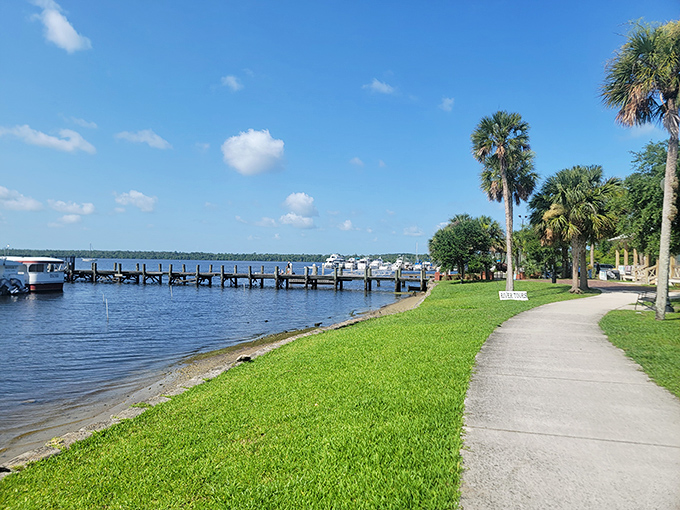 St. Johns River waterfront provides free boat-watching entertainment and breezes that make Florida summers slightly less oppressive.