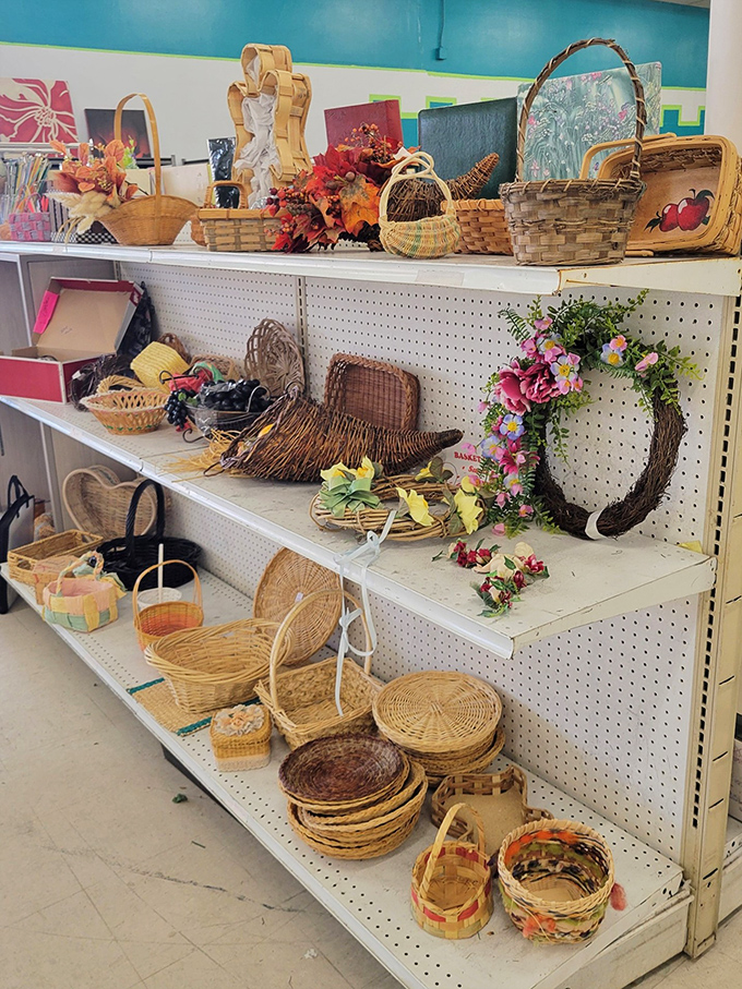 Basket paradise! From picnic-ready to wall-worthy, these woven wonders await their second act. Martha Stewart would absolutely lose her mind.