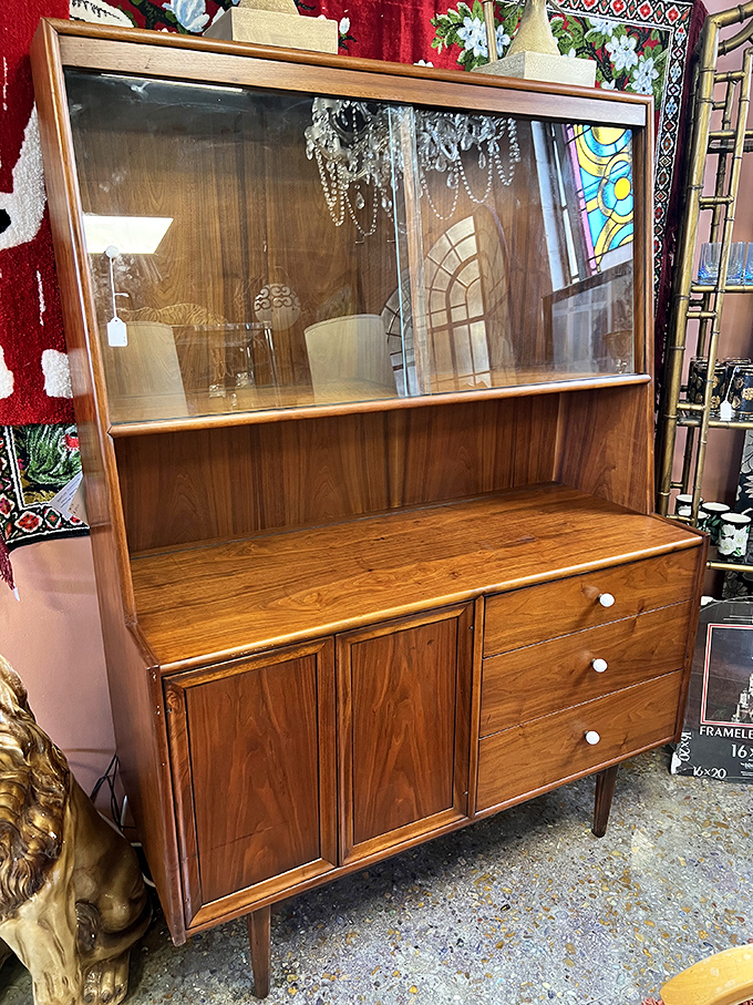 Mid-century furniture with lines this clean makes modern particleboard stuff look like it's crying in the corner ashamed.