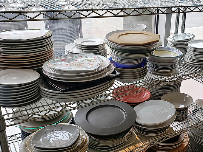 Dish heaven! One person's castoffs become another's complete dinner service. That floral pattern? Pure 1990s nostalgia on a plate.