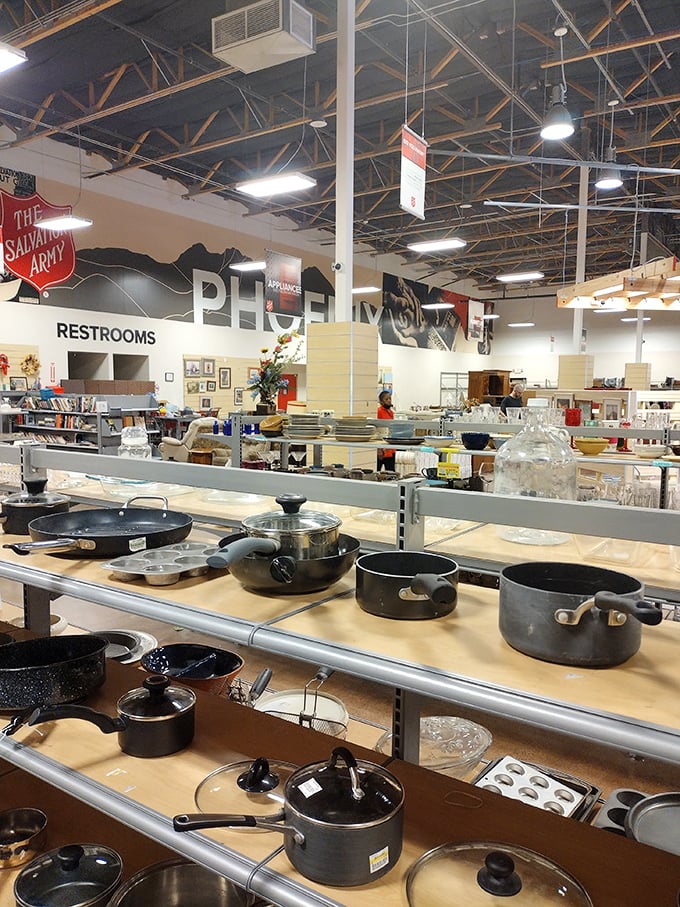 Handbag heaven or purse purgatory? Depends on your patience for treasure hunting among these rows of leather, canvas, and designer-inspired arm candy.