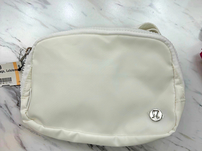 A pristine Lululemon pouch still sporting its tags&mdash;proof that sometimes people really do buy things and never use them. Their loss, your gain!