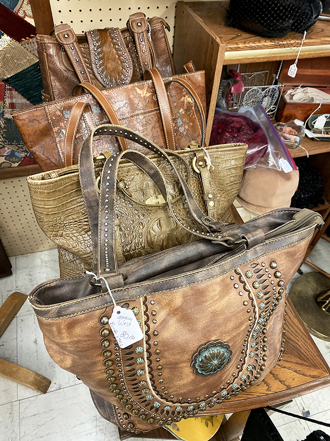 Western-style leather bags with personality to spare – each stud and stitching pattern tells a different story of craftsmanship and style.