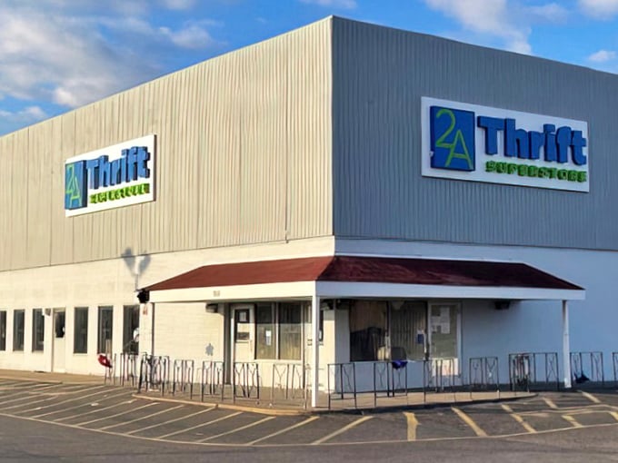 Another outpost in the 2A thrifting empire, where the building may be gray but the deals inside are anything but dull!