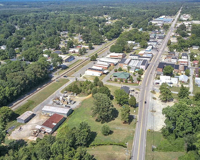 Four Oaks' quiet main drag offers the kind of peace big cities charge a premium for. Traffic jams? Not in this lifetime!