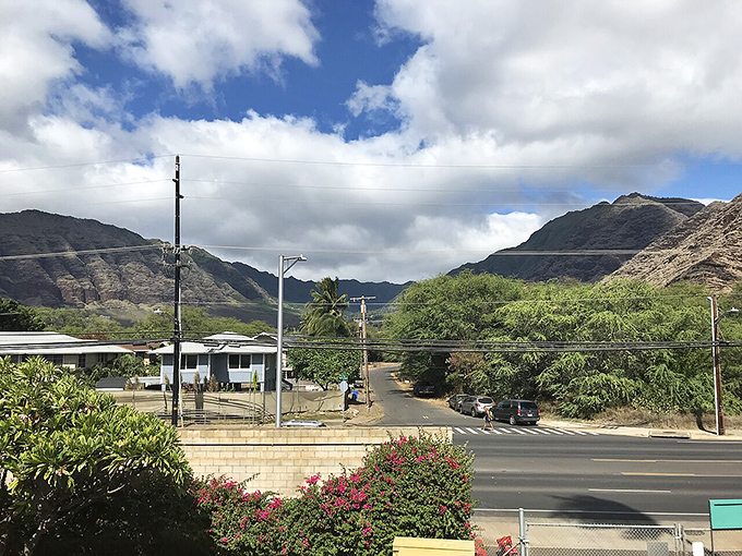 Mountain sentinels standing guard! Mākaha's valley opens like nature's amphitheater, ready for daily performances of "Sunset Symphony."