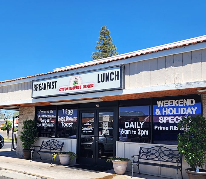 Otto's no-nonsense approach to breakfast and lunch is spelled out right on the window – straightforward deliciousness awaits.