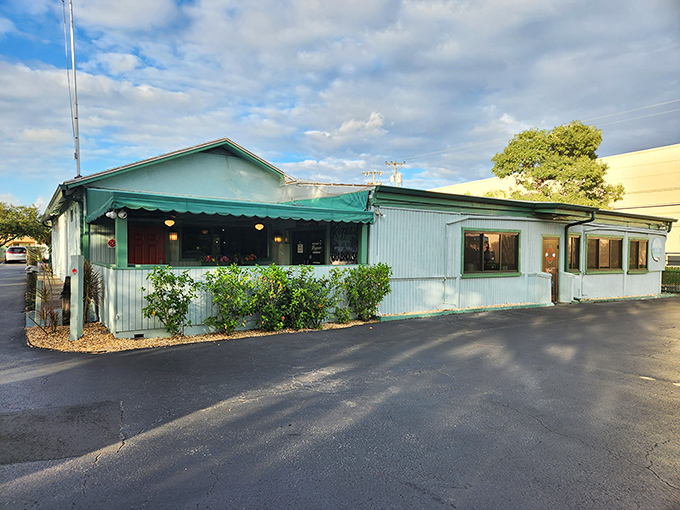 Riggins Crabhouse keeps it simple outside&mdash;like that unassuming friend who turns out to be a secret millionaire or gourmet chef.