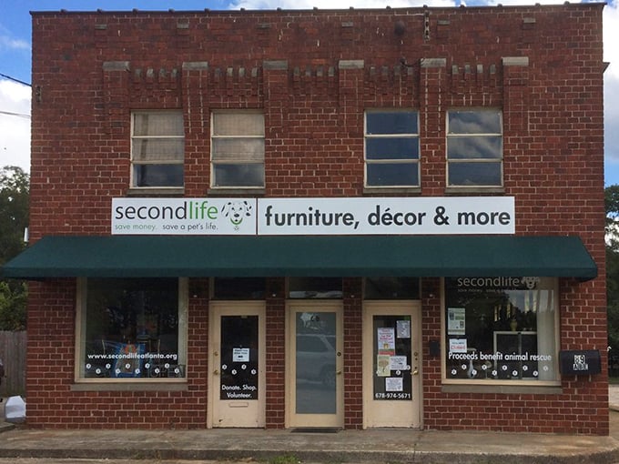 Second Life's charming brick storefront promises upscale finds that give new meaning to "one person's trash..."