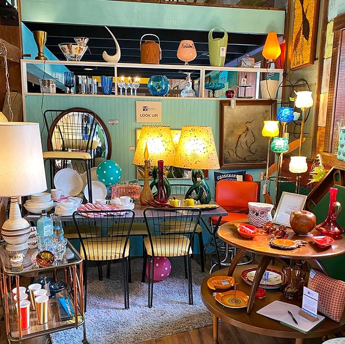 Mid-century modern meets vintage chic in this display that would make any interior designer weak at the knees.