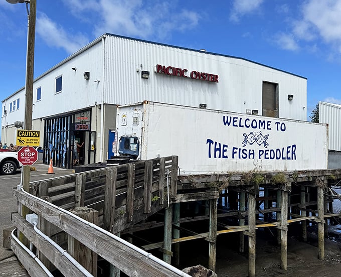 "Pacific Oyster" says it all—this working seafood facility serves the freshest catches imaginable. From boat to plate in record time!