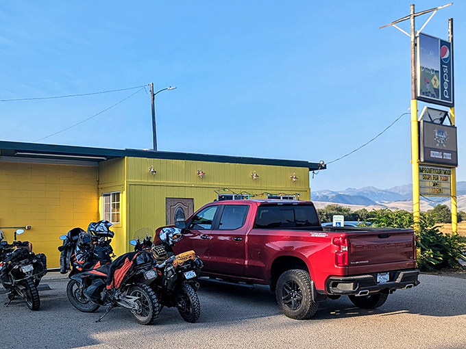 That sunshine-yellow exterior isn't just cheerful &ndash; it's practically announcing "Happiness served all day!" to passing travelers.