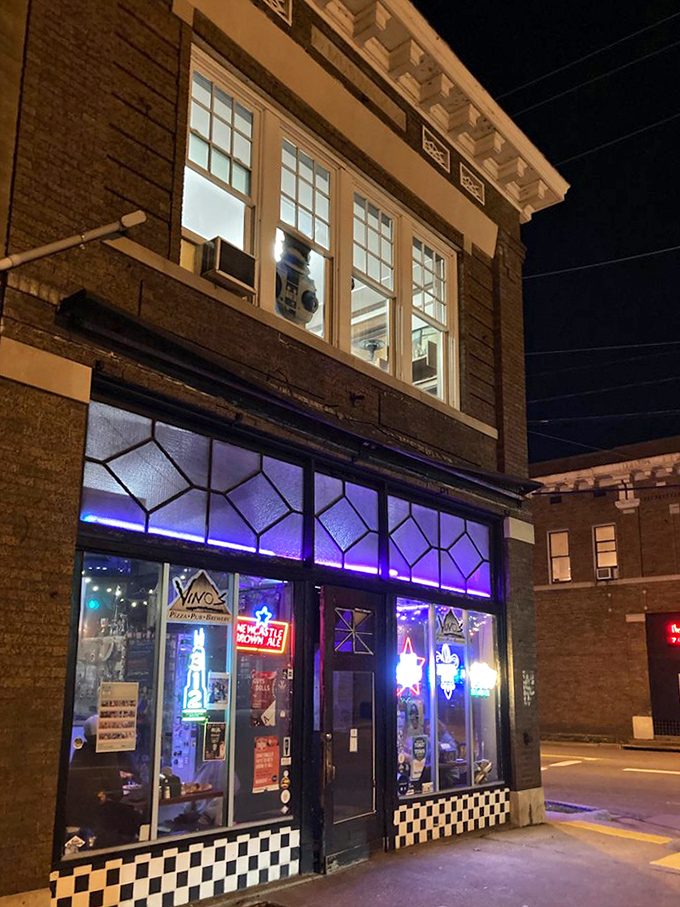 Vino's after dark is pure magic&mdash;purple-lit windows promising pizza adventures and the siren song of house-brewed beer.