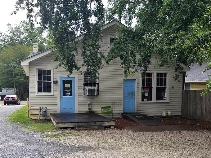 Don't judge this pizza book by its cover &ndash; inside this humble spot lies flavor that's anything but simple.