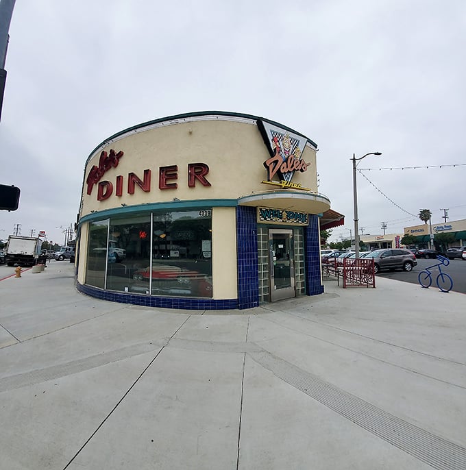Dale's Diner: Blue tiles and checkered welcomes&mdash;Long Beach's answer to "Where can I find hash browns that will make me believe in breakfast again?"