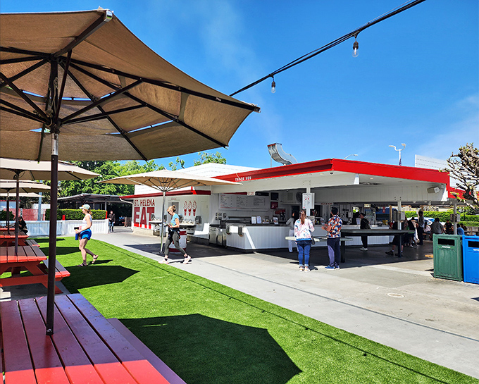Picnic tables, sunshine, and gourmet burgers - Gott's proves fast food can be a sophisticated affair.
