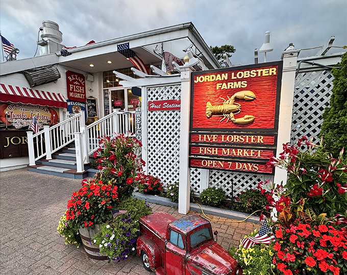 A fish market and restaurant in one means your seafood goes from fresh catch to your plate faster than you can say "seconds, please."