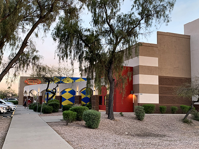 Pizza and pipe organs—a combination so wonderfully weird it could only exist in America. Dinner theater of the most delicious kind!