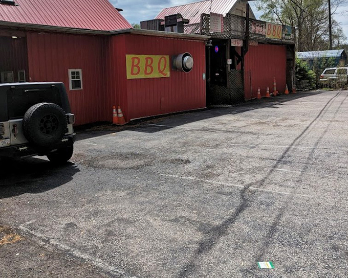 The humble exterior of Rollin' Smoke hides world-class BBQ within. Like finding a diamond in your backyard—unexpected and absolutely precious!