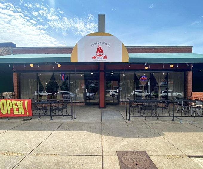 The patio at Smoke N Bones &ndash; where the only thing better than the barbecue is enjoying it in the fresh air.