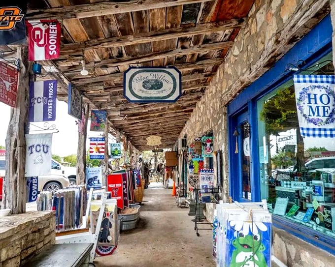 Creek-side location and shaded streets create the perfect small-town square for lazy afternoon strolls and browsing.