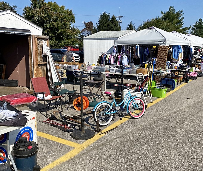 The perfect weekend tableau: sunshine, open air, and the thrill of the hunt. That turquoise bike is calling someone's name.