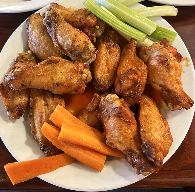 Wings that don't need a sporting event excuse to be enjoyed, accompanied by the vegetable garnish that makes us feel virtuous.