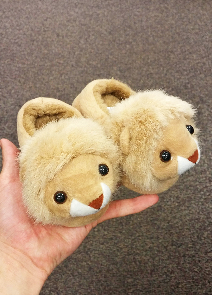 These adorable lion slippers are waiting to roar their way into someone's heart&mdash;and keep their toes toasty in the process.