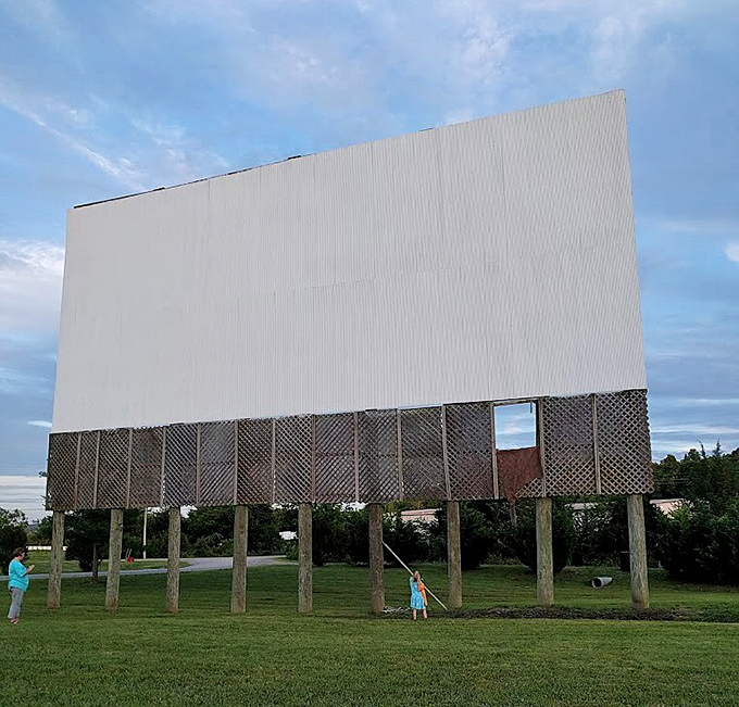 Behind the scenes at Stardust, where the screen awaits nightfall like a performer preparing for their moment in the spotlight.