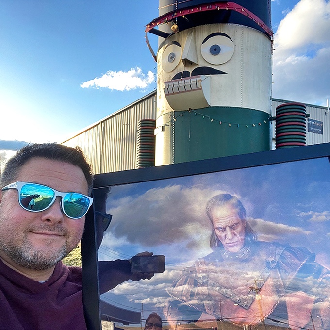 The ultimate selfie spot for roadtrippers&mdash;where else can you photobomb with a two-story soldier who never blinks?