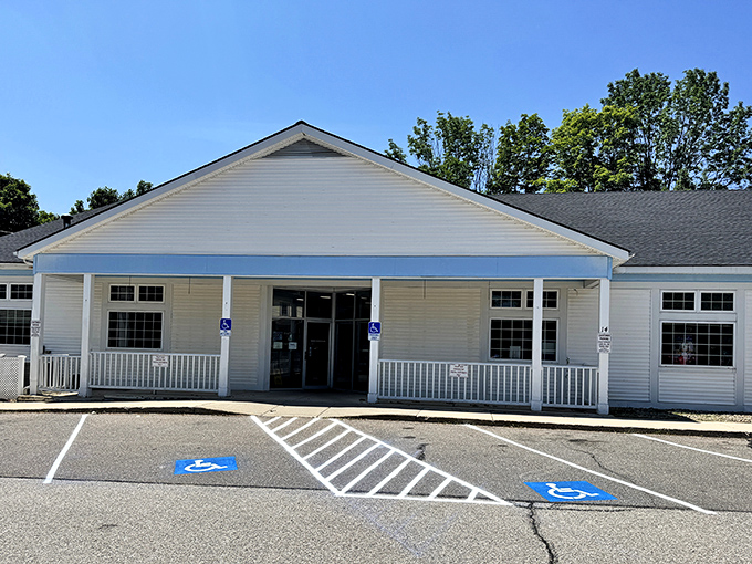 Small-town post offices: where mail delivery meets community hub. This modern facility keeps Farmington connected without the big-city overhead.