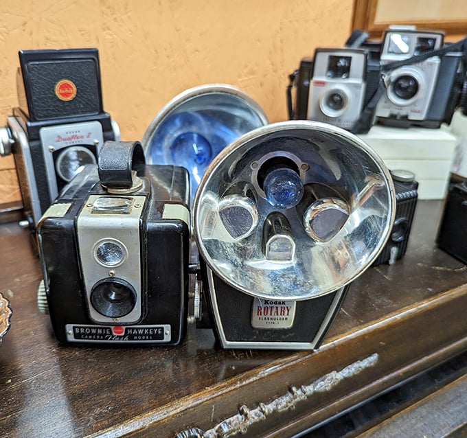 Vintage cameras that captured memories long before selfies existed. That Brownie Hawkeye has seen more genuine smiles than Instagram ever will.