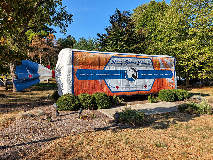 This giant bread loaf sculpture proves that in small-town America, even the roadside attractions rise to the occasion with a sense of humor.