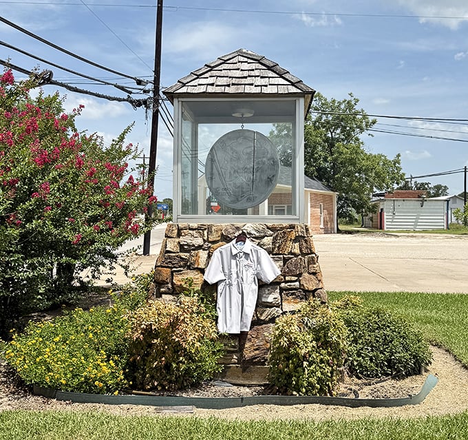 Flower power meets coin collecting! Colorful crepe myrtles frame the giant dime, adding a touch of Texas beauty to this quirky roadside stop.