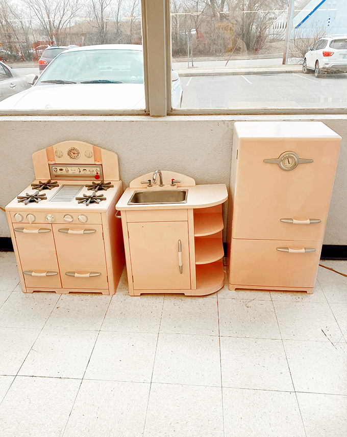This vintage children's kitchen set in peachy pink would make even Betty Crocker nostalgic. Tiny chefs, your dream kitchen awaits!