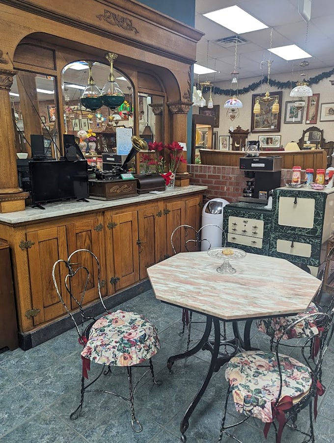 This isn't just a dining set&mdash;it's a portal to Sunday dinners circa 1950. Can't you just smell the pot roast?