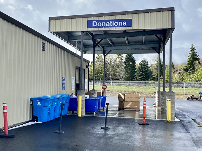 The covered donation area makes dropping off your contributions a breeze, even during Oregon's famous liquid sunshine. Your castoffs become someone else's treasures.