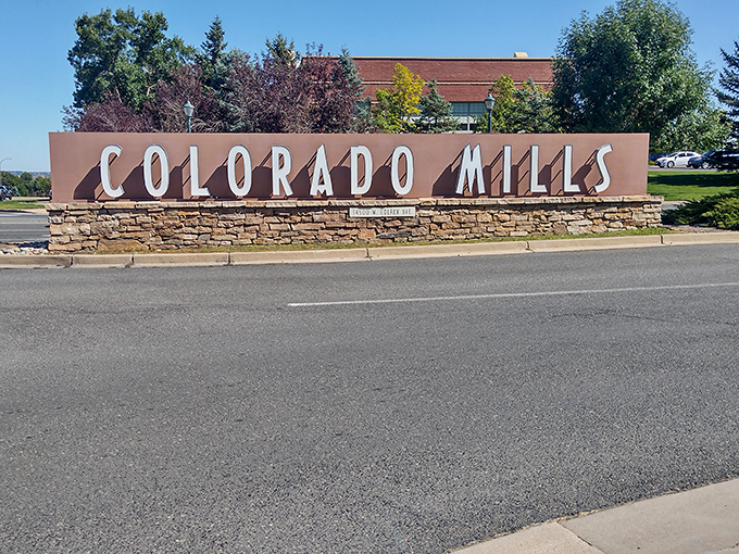 Road sign stands tall like a beacon of hope for wallets everywhere along the highway.