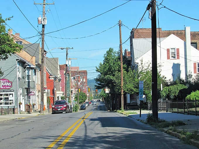 Streets this peaceful make you wonder if rush hour is just an urban legend someone made up.