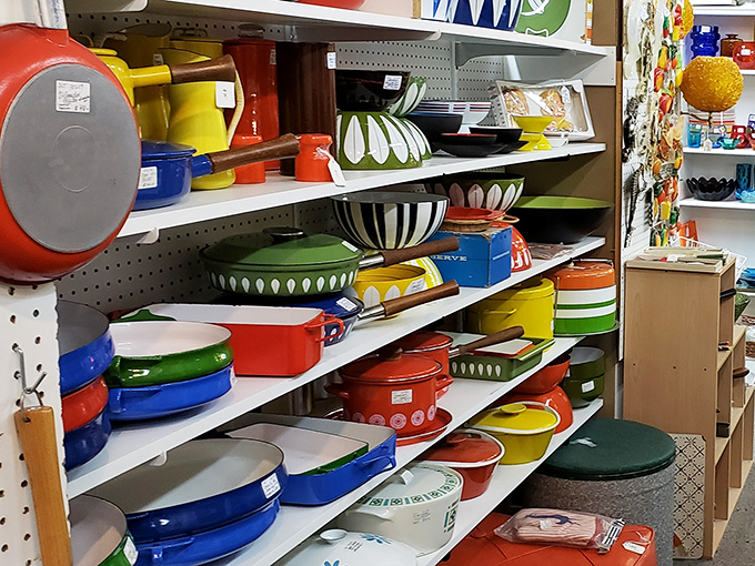 Vintage cookware that makes modern non-stick pans look like underachievers. Grandma's kitchen never went out of style. 