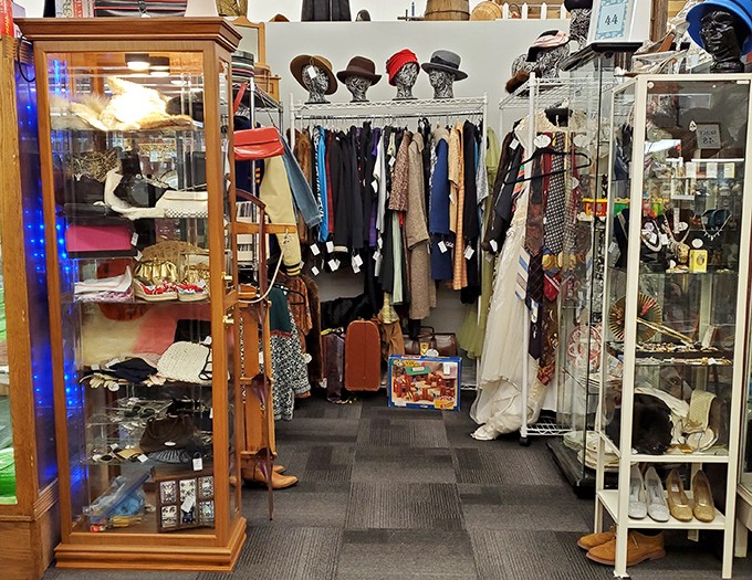 Fashion that proves everything old becomes new again. Those hats would make the cast of "The Marvelous Mrs. Maisel" green with envy.