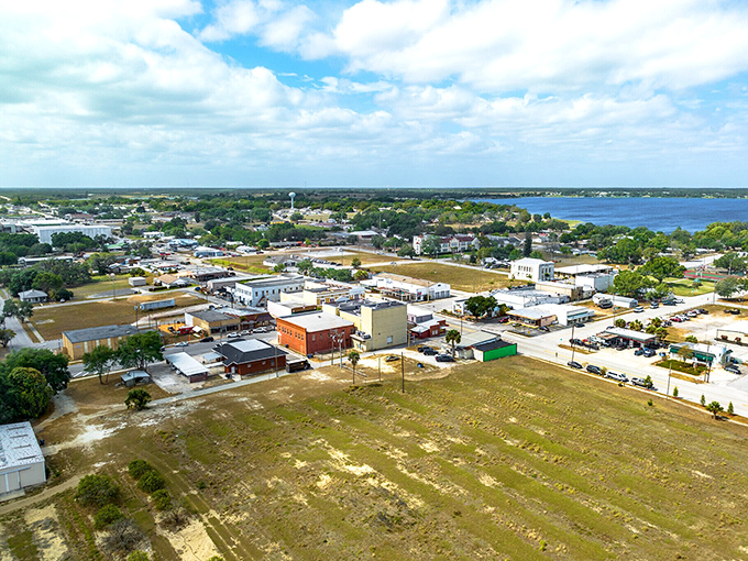 Frostproof from above – a patchwork quilt of small-town charm nestled between sparkling lakes. Florida retirement without the tourist price tag!